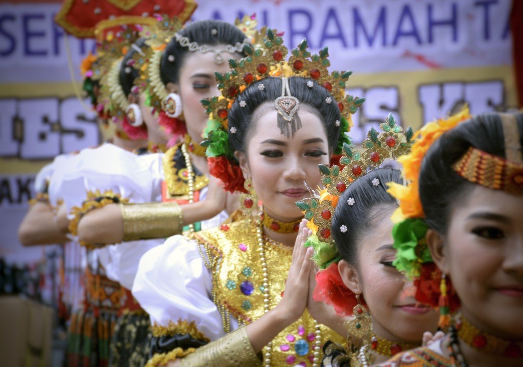 Penari Empat Etnis Tampil Memukau di Dies Natalis FH-UH – Eksepsi Online